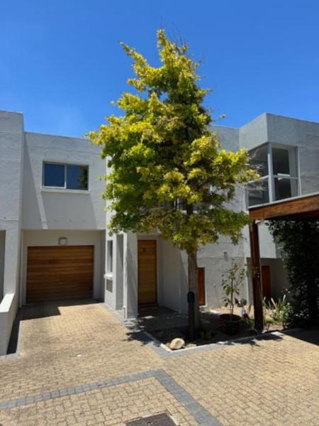 Luxury Townhouse In Stellenbosch Central (Back-up Power) - Stellenbosch