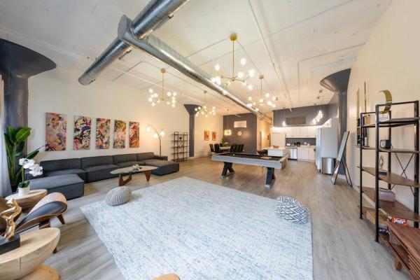 Luxurious 5br Suite Perfect For Group Of 12 Guests With Pool Table, Optional Parking And Gym Access Near Mccormick Place And Soldier Field - Chicago