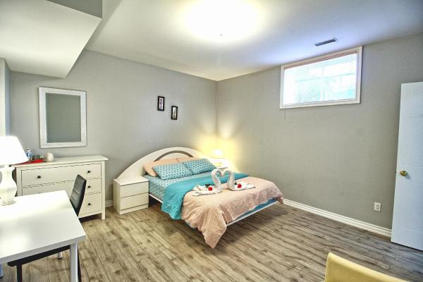 Bright Basement & Private Bathroom, Free Parking - Toronto
