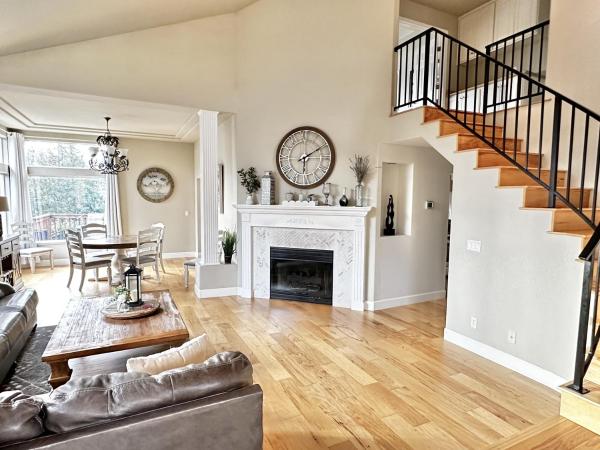 Fantastic Bright 4 Bedroom- Deck - Fireplaces - Eagle Point, OR