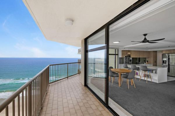 Imperial Surf Modern Beachfront Apartment - Coasthm - Surfers Paradise