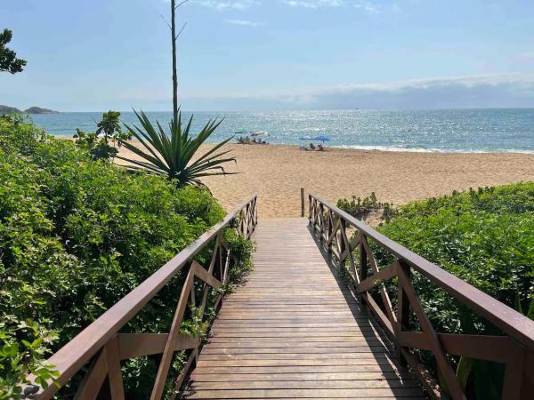 Casa Pé Na Areia Em Praia Paradisíaca Com Piscina Frente Mar - Balneário Camboriú