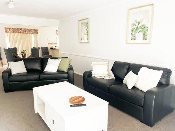 Suburban Bliss - Elegant Villa 2 - Wagga Wagga