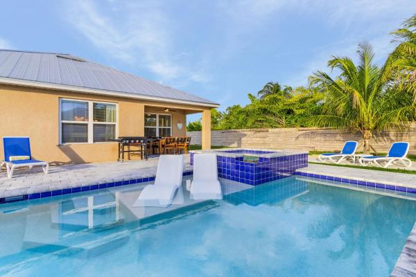 Private Beach And Heated Pool And Spa! - Villa Manatees Paradise - Roelens Vacations - Fort Myers, FL
