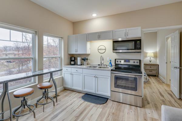 Lake Ozark Apartment W/ Balcony < 1 Mi To Water! - United States