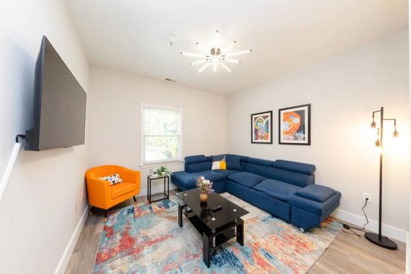 Modern 1br With King Bed And Optional Parking Near Broadway And The Gulch - Nashville, TN