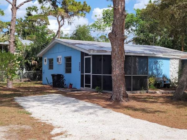 Dolphin Updated Cottage On River - 1 Mile To Beach Kitchen Washer Dryer - Bonita Springs, FL