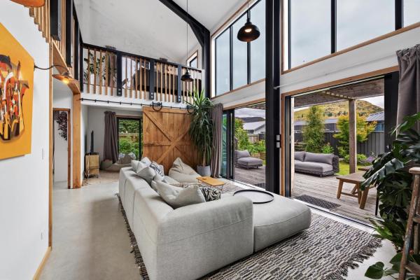 The Shotover Barn -Mountain View Retreat- 13 Guests - Queenstown