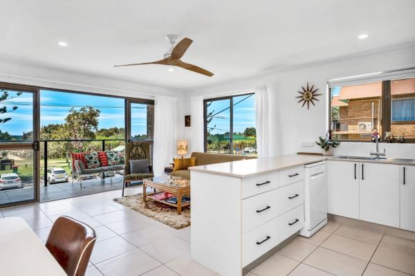 Lou's Tiki Pad - Coolangatta