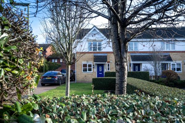 Guildford Townhouse With Parking - Godalming