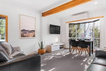 Cosy Renovated 2 Bed Villa In Superb Location - Hobart