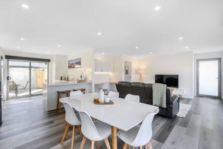 New Mod Home 2 Bed Bath Home 12km To Cbd Airport - Hobart