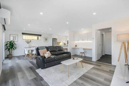 New Mod Home 2 Bed Bath Home 12km To Cbd Airport - Hobart