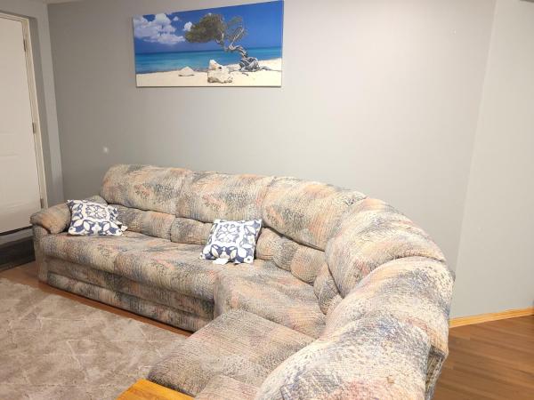 Cozy 2-bedroom Basement Suite Retreat Calgary - Cochrane