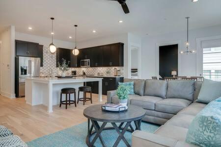Roomy 1-level Condo Near Vanderbilt With Parking, 1 Story, Secure Parking, Patio 3 Miles To Broadway - Vanderbilt University, Nashville