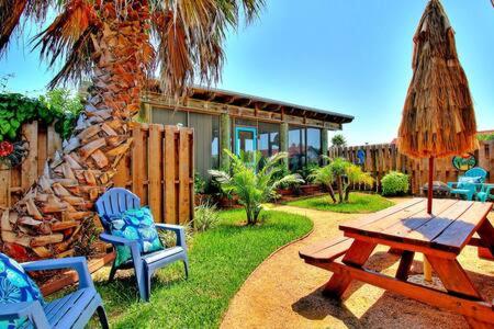 Spanish Village Cottage W Private Cabana - Port Aransas, TX