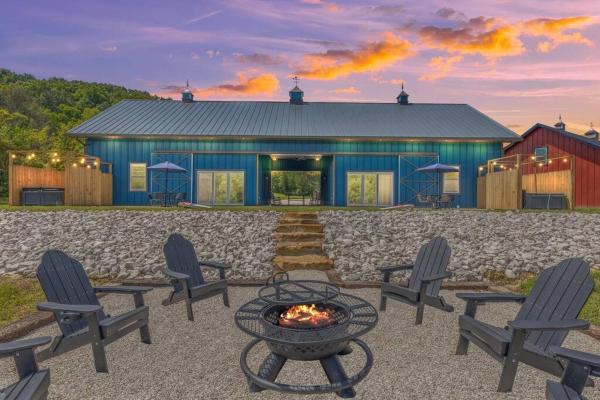 New Barndo/kayak Launch/ 2 Private Hot Tubs - Slade, KY