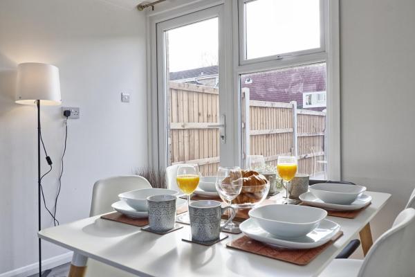 Newly Refurbished 3br House Basildon, Garden, Netflix & Trisport Table - Basildon
