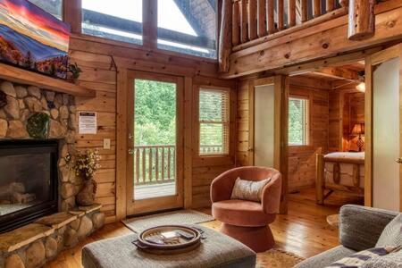 Dog-friendly Cabin With Hot Tub, Game Room, Fireplace, Sleep 10 With Wraparound Deck, Scenic Views & Access To Resort Pool, Near The Parkway, Tanger Outlets & Dollywood, Smoky Mountain Charm, 24 Hr Hospitality & Family Comfort - Pigeon Forge, TN