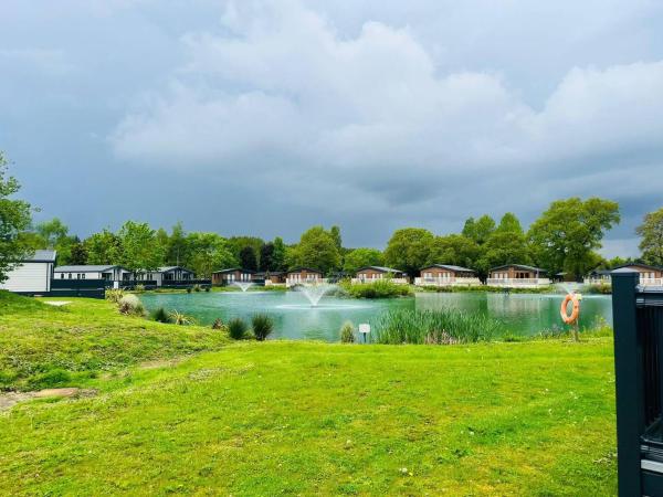 Waterside Retreat With Hot Tub - Pocklington