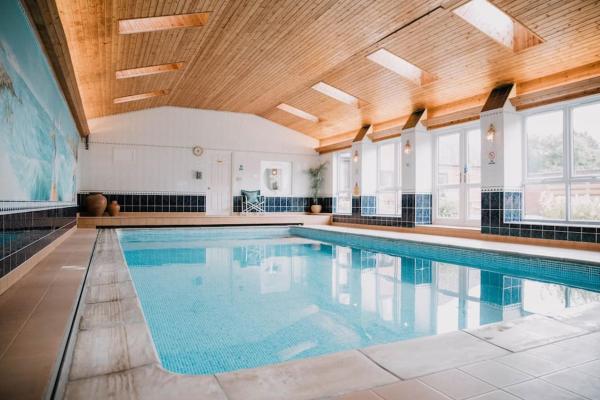 Vast, Elegant Home With Indoor Pool & Sauna Near Popular Golf Course - Herefordshire