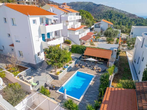 Apartments Sunshine With Pool - Seget Vranjica