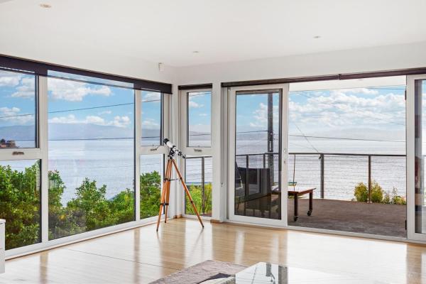 'Syrrah Serenity' Beachfront Bliss At Opossum Bay - Hobart