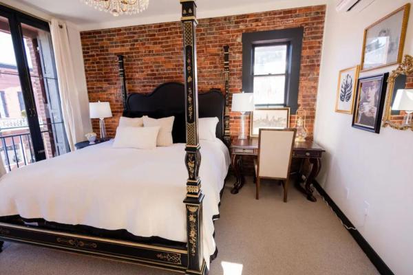 Speakeasy King Suite (Rm1) - Nevada City, CA