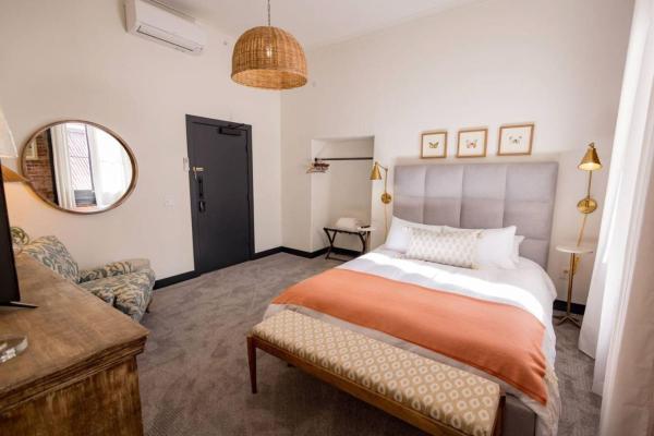 Speakeasy Queen Suite (Rm 3) - Nevada City, CA