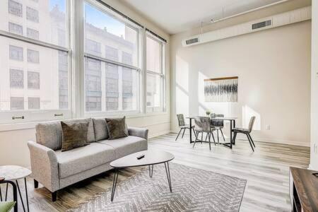 Two Cozysuites Apartment With Skybridge Access #2 - Indianapolis, IN