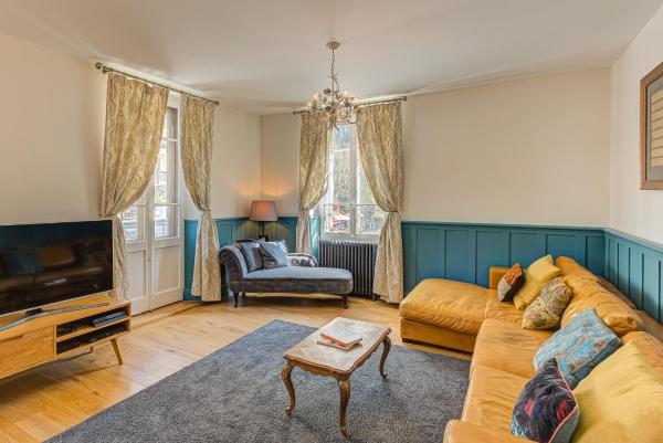 Apartment Aiguille Du Midi Central Chamonix - Alpes Travel - Sleeps 6 - Les Houches