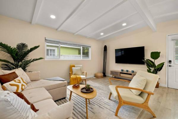 Charming Zen Venice Beach 3br Home W/patio & W/d - Los Angeles, CA