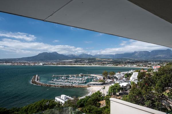 'Ocean Views', Modern, Spacious Home, 3 En-suite Bedrooms - Cape Town