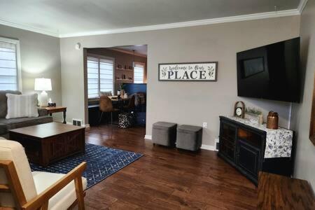 Large Cozy House Near Nexuspark Air Hockey - Columbus, IN