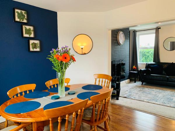 Chic 5 Bedroom House With Private Parking & Garden - Bristol
