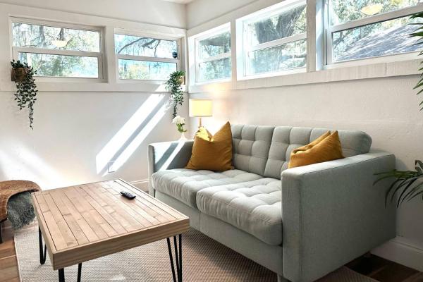 Treehouse Is A Quaint 2 Br In An Up-and-coming Part Of Town, Pet Friendly With Fenced Yard And Lounge Area That Is Close To Downtown Tampa - Tampa, FL