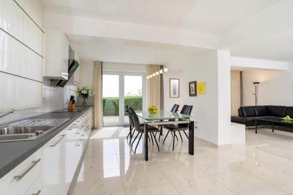 Spacious Modern One Bedroom Apartment With Garden & Seaview - Rab