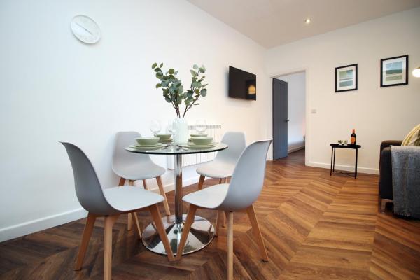Fully Equipped Kitchen, Parking, City Centre - The Mumbles
