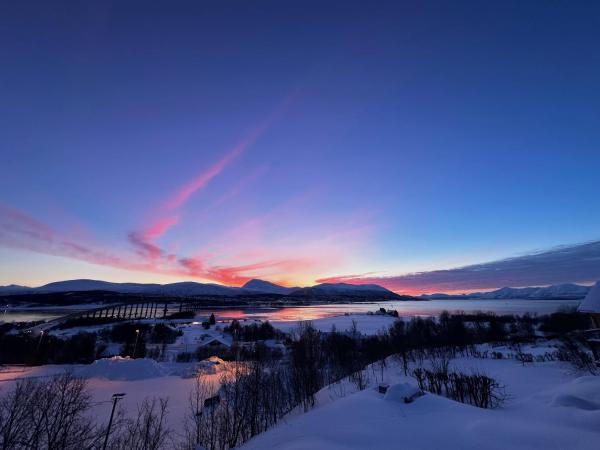 Leilighet Med 1 Soverom I Tromsø/kvaløysletta Med Flott Beliggenhet Og God Utsikt. Kort Vei Til Flyplass. - Tromsø
