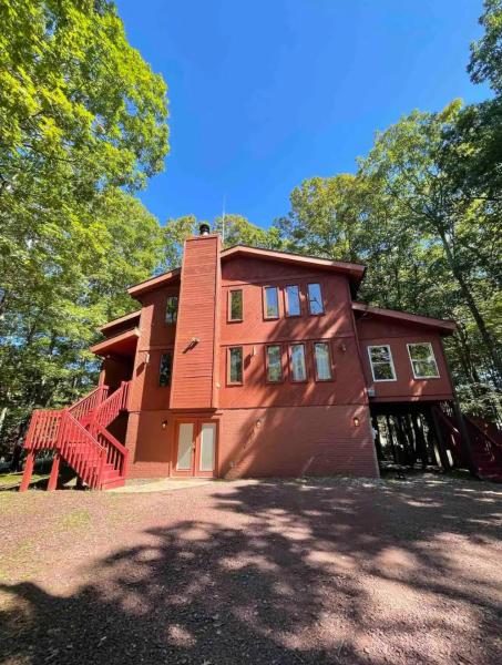 Poconos Chalet -Kayaks- Hottub-karaoke-lake - Stroudsburg, PA