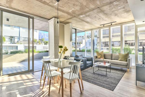 Luxury 2 Bedroom With Balcony - Camps Bay