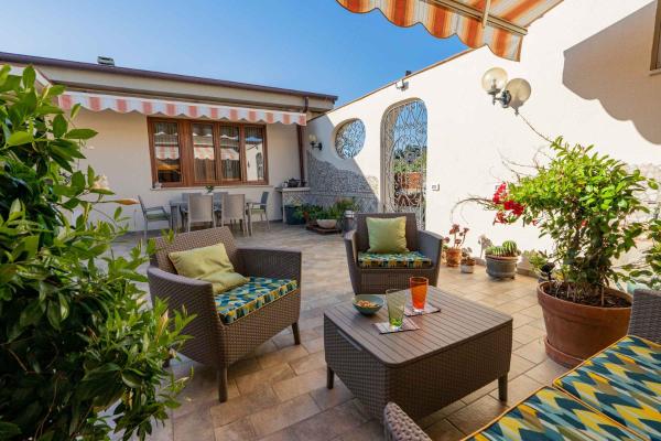 Sunny Courtyard - Piombino