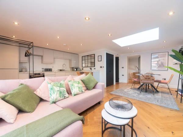 Pass The Keys Beautiful Unique Home With Parking And Evcharging - London