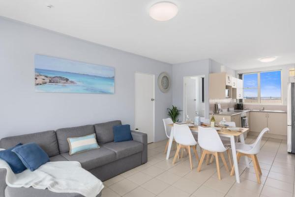'Beachside Escape' A Breezy Waterfront Family Abode - Wollongong