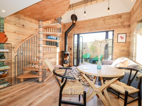 Little Beach Cabin - Holywell