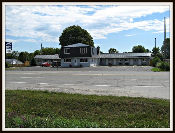 Perth Plaza Inn & Suites - Perth, ON, Canada