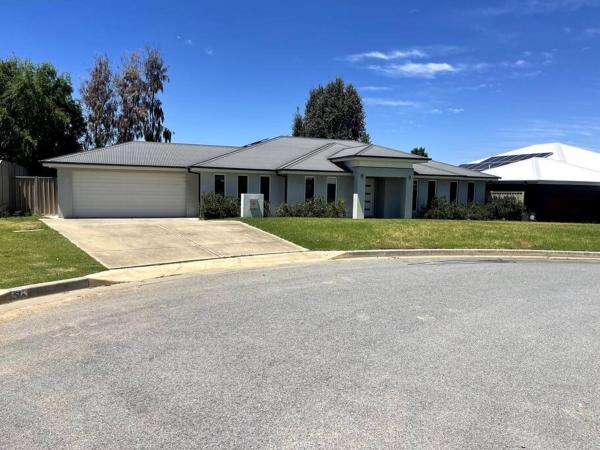 Stylish Open Plan Retreat - Wagga Wagga