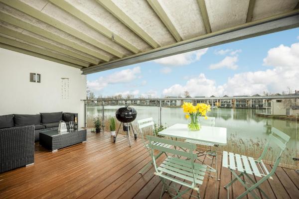Lakeside Apartment With Spa Access On A Nature Reserve Hazy Blue Hm86 - South Cerney