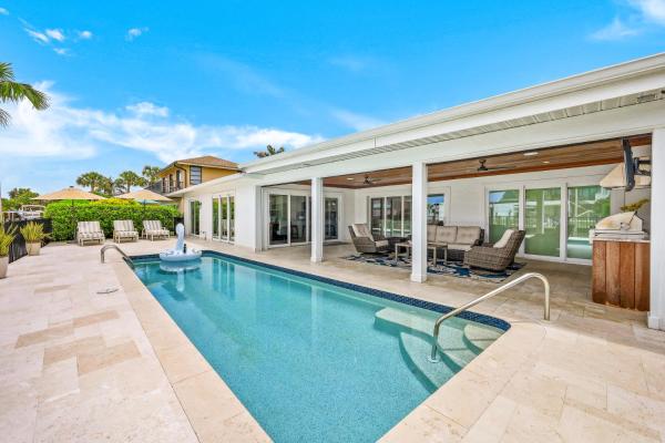 Beach Life! Close To Vanderbilt Beach! & On The Water, Private Oasis - Bonita Springs, FL