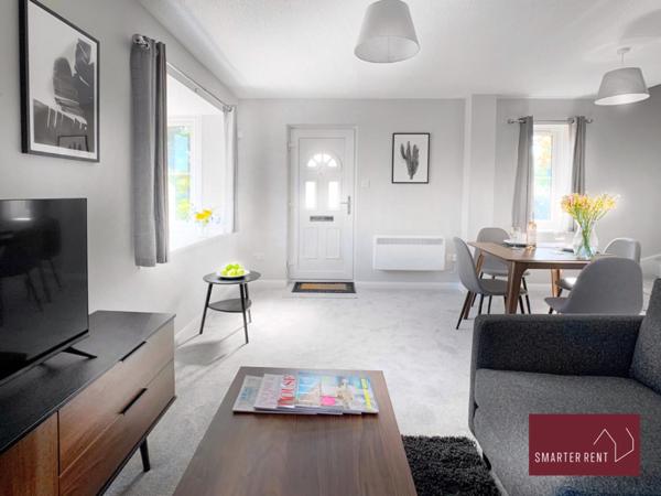 Wokingham - 2 Bed Stylish House, Central - Parking - Bracknell
